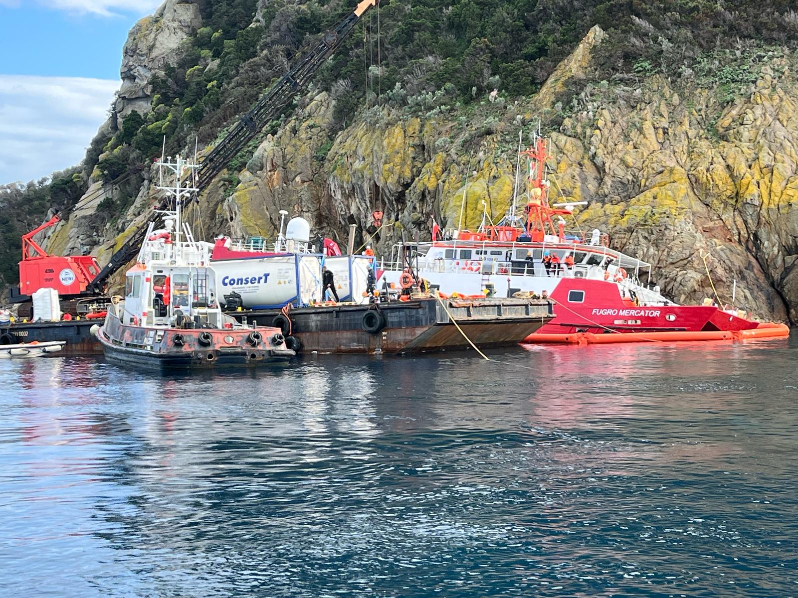 All’Elba è iniziato il disincaglio della nave oceanografica Fugro Mercator